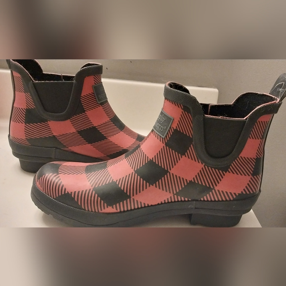 Simply Southern Slip On Buffalo Red/Black Rubber Ankl… - Gem